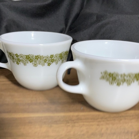 Pyrex | Kitchen | Vintage Pyrex Mugs Hunter Green Floral And White Set ...